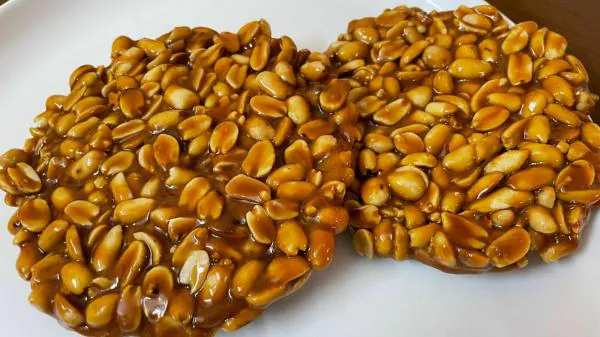 Rajasthani Rajwadi Peanut Chikki Gajak| Peanuts Round Gajjak Sweets ...