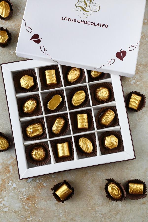 Lotus Premium Chocolate Gift Pack 16 units - JioMart