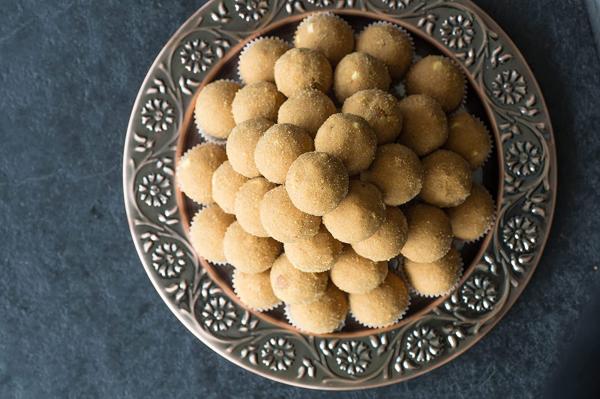 Kesar Sweets| Sweets & Snacks Gift Pack| Gulab Jamun, Besan Laddu ...