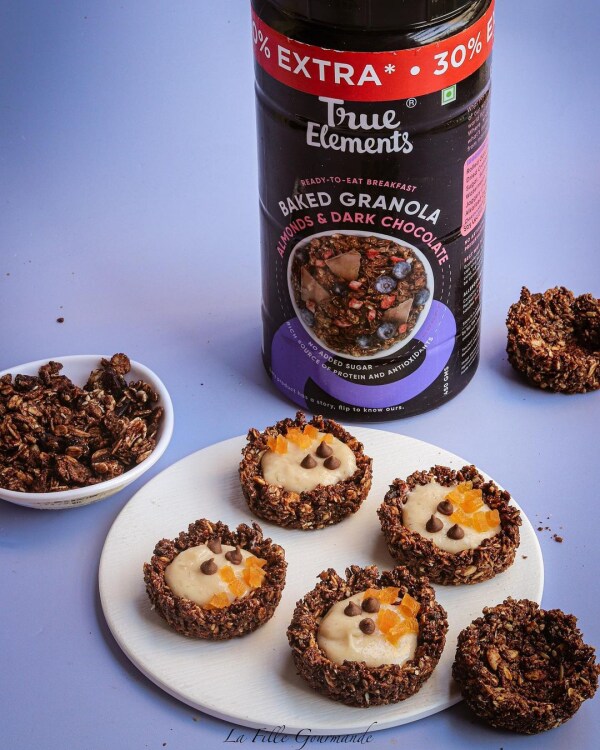 True Elements Baked Granola: Almonds and Dark Chocolate 900 gm - JioMart