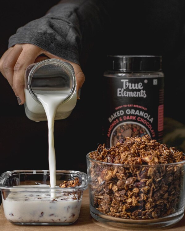 True Elements Baked Granola: Almonds and Dark Chocolate 900 gm - JioMart