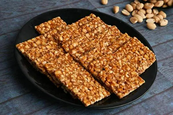 Rajasthani Rajwadi Peanut Chikki Gajak| Peanuts Squar Gajjak Sweets ...