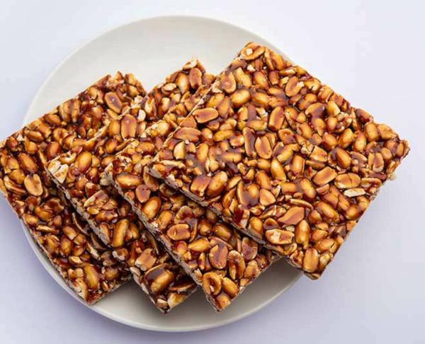 Rajasthani Rajwadi Peanut Chikki Gajak| Peanuts Squar Gajjak Sweets ...