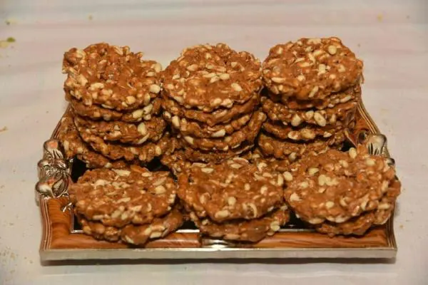 Rajasthani Rajwadi Peanut Chikki Gajak| Peanuts Round Gajjak Sweets ...