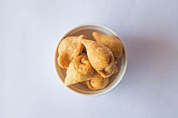 Kesar Sweets| Sweets & Snacks Gift Pack| Mini Samosa, Besan Ladoo - 375 ...