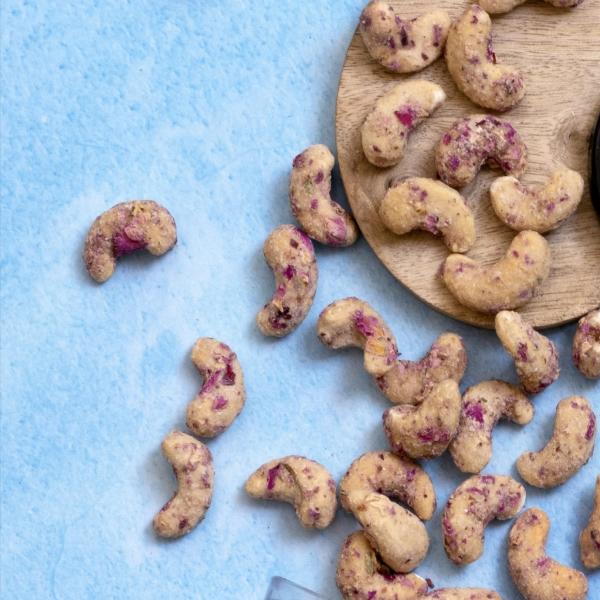 The Berry People 100% organic roasted cashews with high proteins and ...