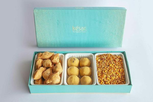 Kesar Sweets| Sweets & Snacks Gift Pack| Mini Samosa, Navratan Mixture ...