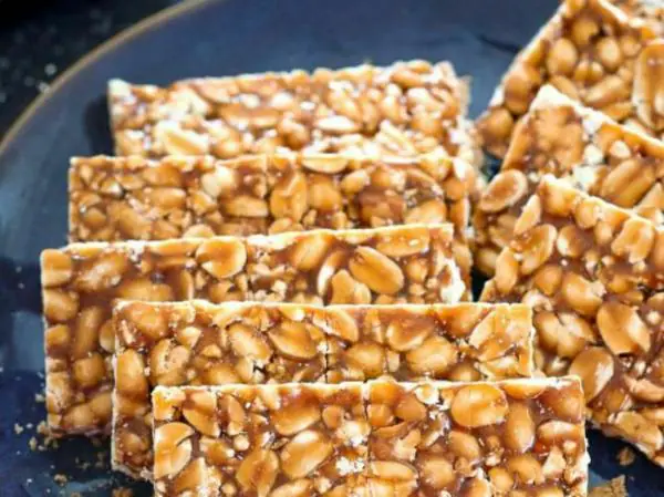 Rajasthani Rajwadi Peanut Chikki Gajak| Peanuts Squar Gajjak Sweets ...